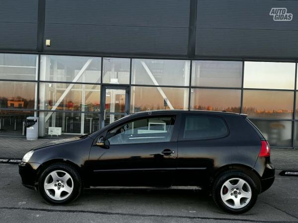 Melns Volkswagen Golf 2004 Panevēža, ar dzinēja tilpumu 2.00 L un nobraukumu 372 tūkst. km par 860 €, foto 7 vietnē AUTOMOTO.COM.LV