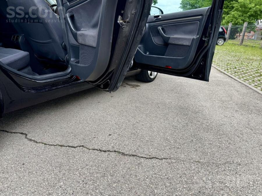 Melns Volkswagen Golf 2004 Daugavpils, ar dzinēja tilpumu 1.90 L un nobraukumu 0 tūkst. km par 1850 €, foto 16 vietnē AUTOMOTO.COM.LV