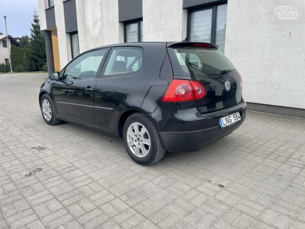 Melns Volkswagen Golf 2004 Viļņa, ar dzinēja tilpumu 1.90 L un nobraukumu 320 tūkst. km par 2000 €, foto 2 vietnē AUTOMOTO.COM.LV