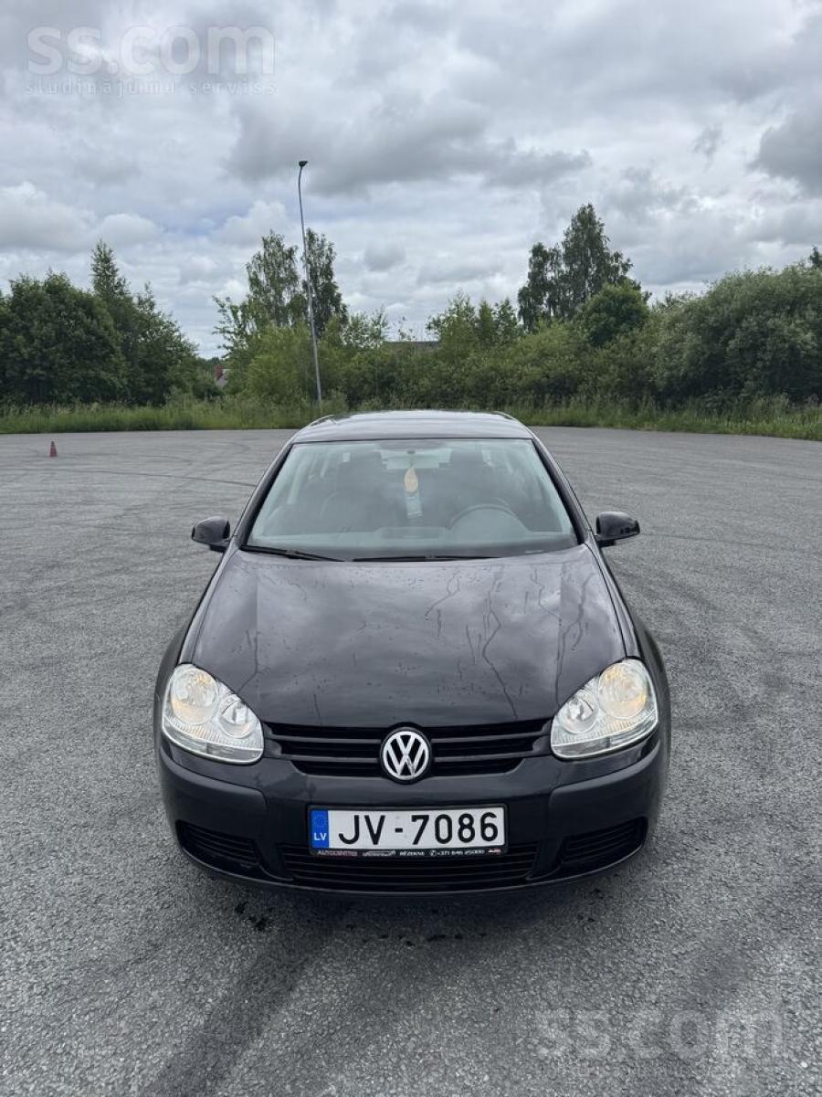 Melns Volkswagen Golf 2004 Rēzekne, ar dzinēja tilpumu 1.40 L un nobraukumu 177 tūkst. km par 2400 €, foto 1 vietnē AUTOMOTO.COM.LV