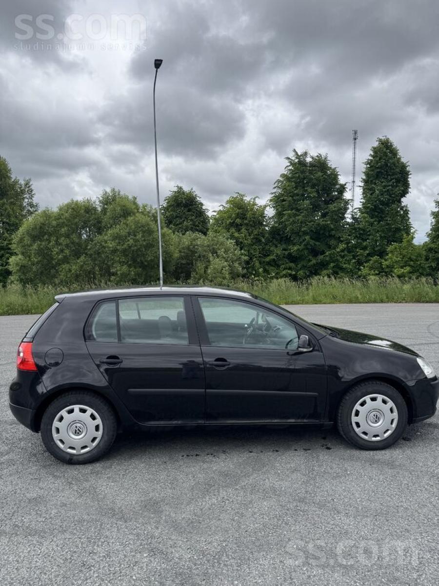 Melns Volkswagen Golf 2004 Rēzekne, ar dzinēja tilpumu 1.40 L un nobraukumu 177 tūkst. km par 2400 €, foto 6 vietnē AUTOMOTO.COM.LV