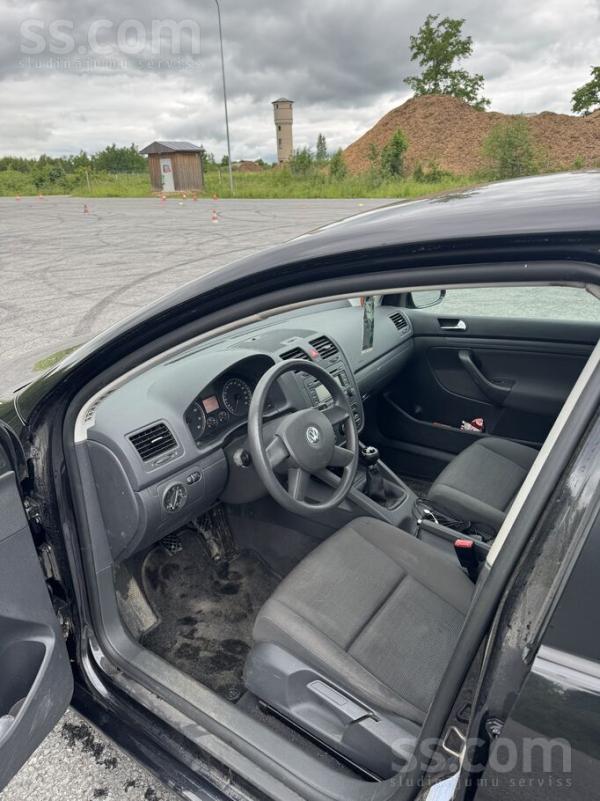 Black Volkswagen Golf 2004 in Rezekne, with an engine capacity of 1.40 L and mileage of 177 thousand km for 2400 €, photo 7 on AUTOMOTO.COM.LV
