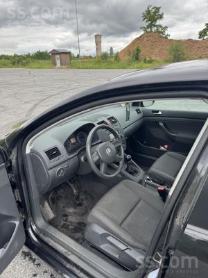Melns Volkswagen Golf 2004 Rēzekne, ar dzinēja tilpumu 1.40 L un nobraukumu 177 tūkst. km par 2400 €, foto 8 vietnē AUTOMOTO.COM.LV
