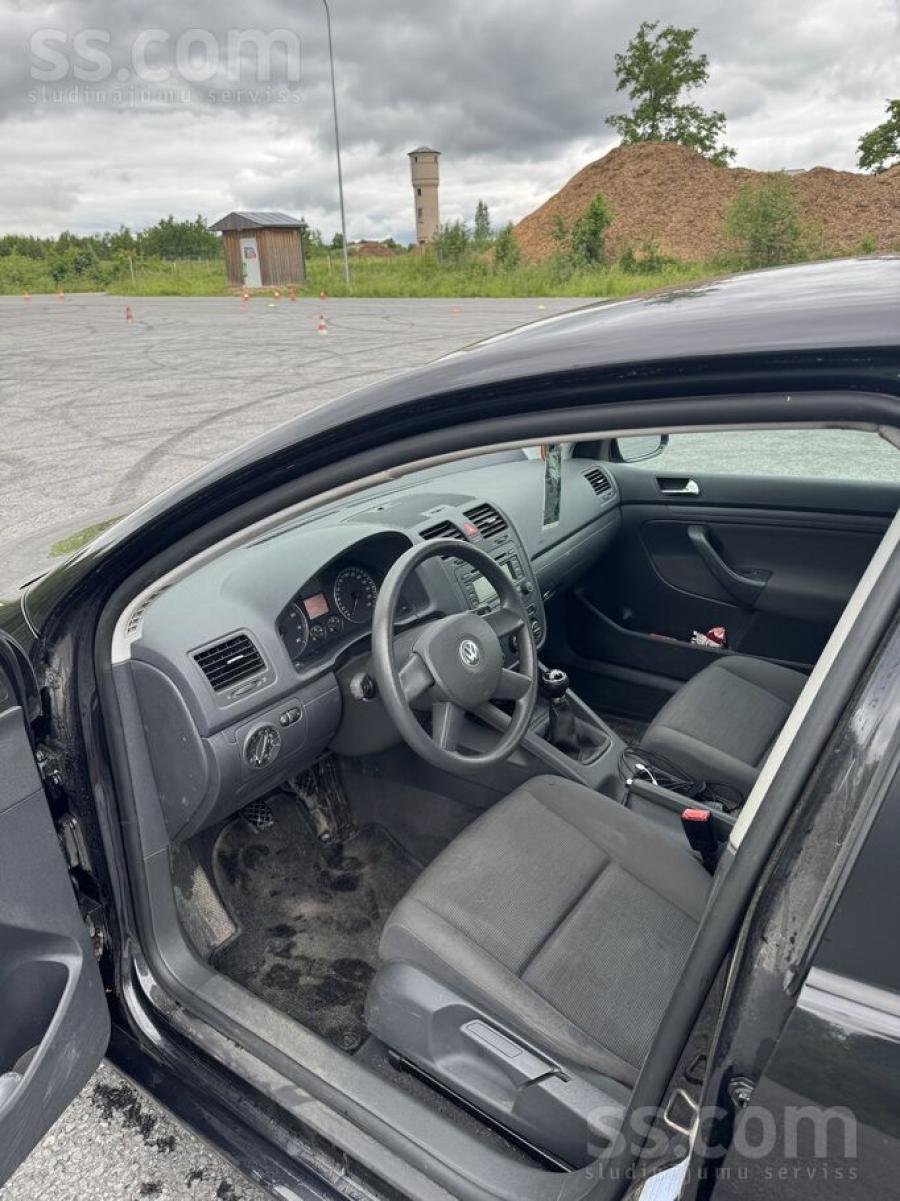 Melns Volkswagen Golf 2004 Rēzekne, ar dzinēja tilpumu 1.40 L un nobraukumu 177 tūkst. km par 2400 €, foto 8 vietnē AUTOMOTO.COM.LV