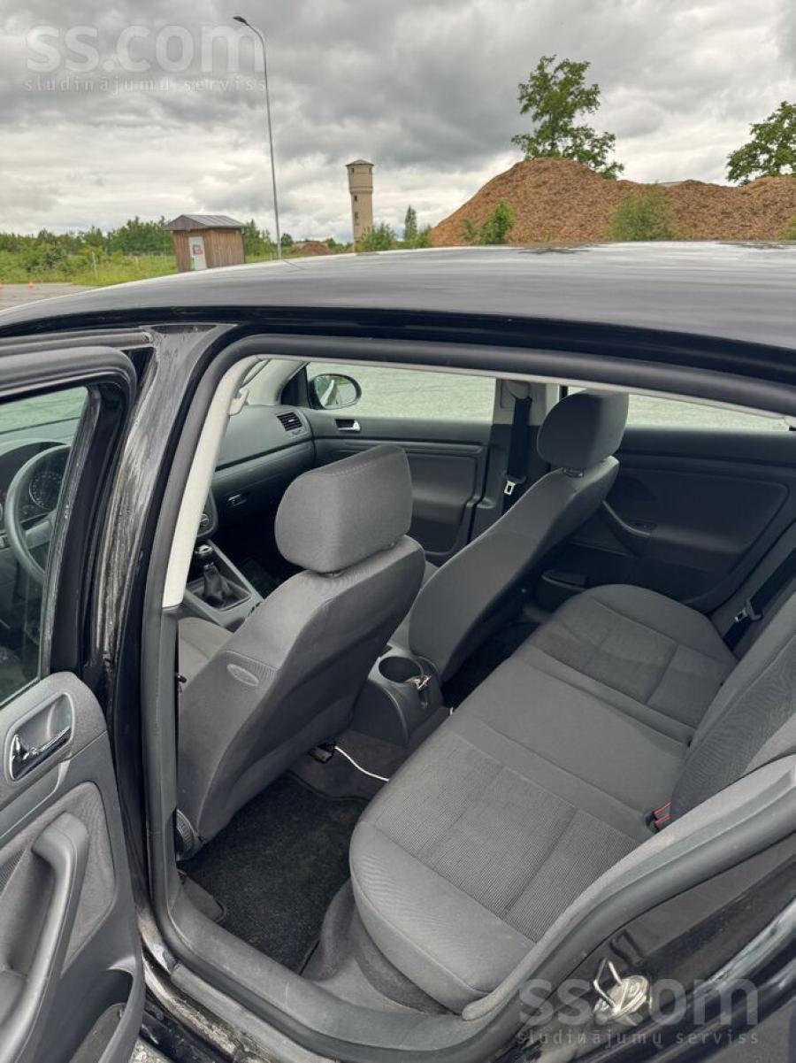 Melns Volkswagen Golf 2004 Rēzekne, ar dzinēja tilpumu 1.40 L un nobraukumu 177 tūkst. km par 2400 €, foto 9 vietnē AUTOMOTO.COM.LV