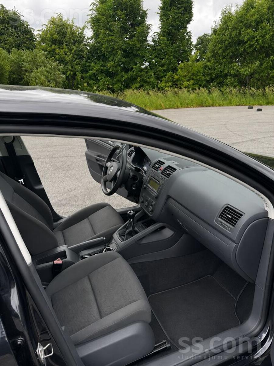 Melns Volkswagen Golf 2004 Rēzekne, ar dzinēja tilpumu 1.40 L un nobraukumu 177 tūkst. km par 2400 €, foto 10 vietnē AUTOMOTO.COM.LV