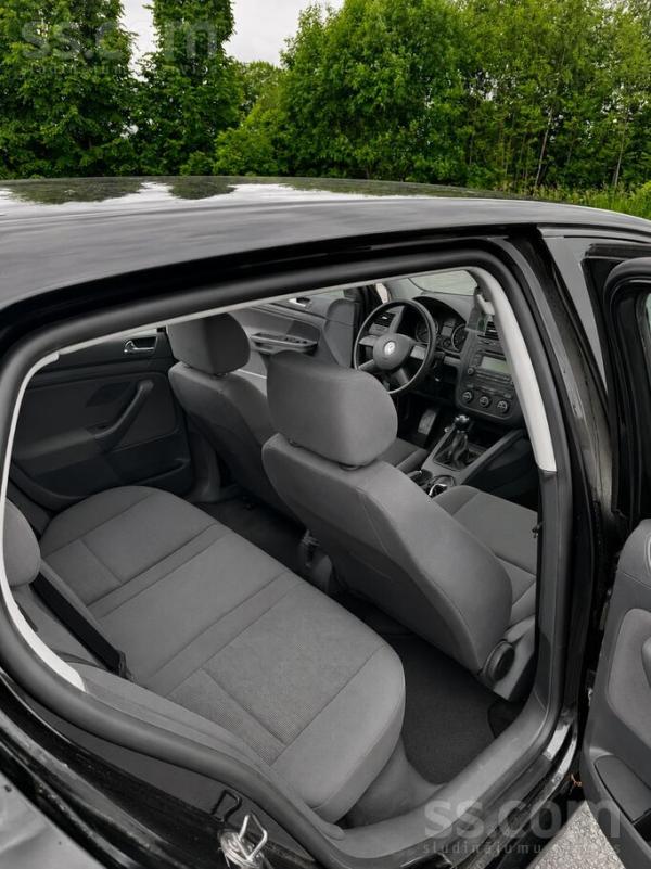 Black Volkswagen Golf 2004 in Rezekne, with an engine capacity of 1.40 L and mileage of 177 thousand km for 2400 €, photo 10 on AUTOMOTO.COM.LV