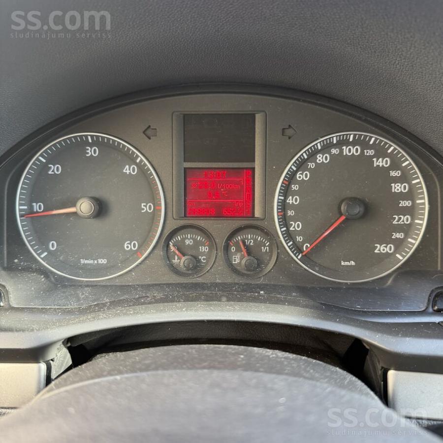 Black Volkswagen Golf 2004 in Riga, with an engine capacity of 2.00 L and mileage of 290 thousand km for 1800 €, photo 9 on AUTOMOTO.COM.LV