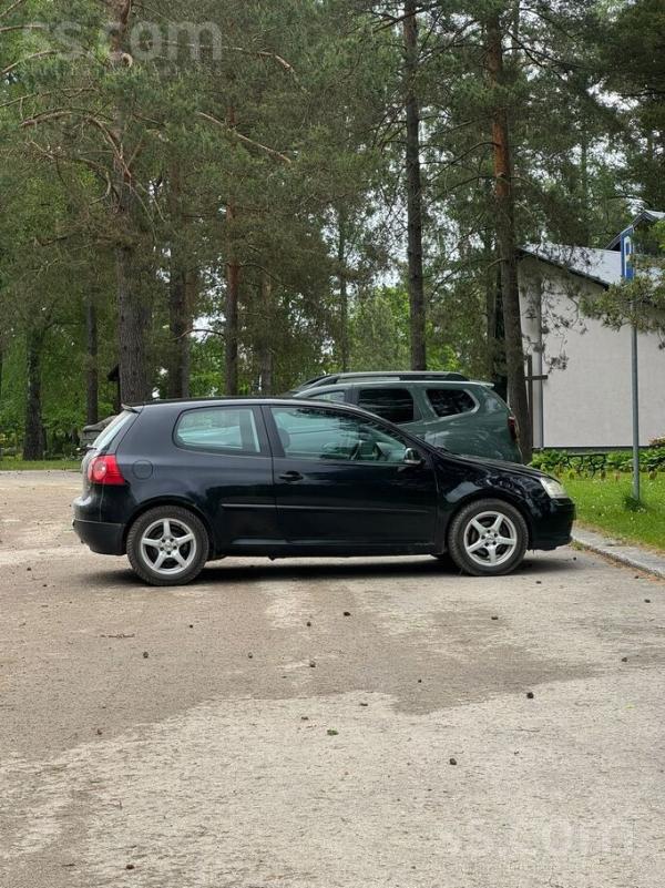 Black Volkswagen Golf 2004 in Ogre, with an engine capacity of 1.90 L and mileage of 347 thousand km for 1750 €, photo 4 on AUTOMOTO.COM.LV