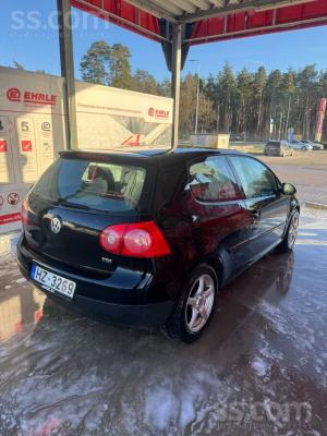 Melns Volkswagen Golf 2004 Ogre, ar dzinēja tilpumu 1.90 L un nobraukumu 347 tūkst. km par 1750 €, foto 13 vietnē AUTOMOTO.COM.LV