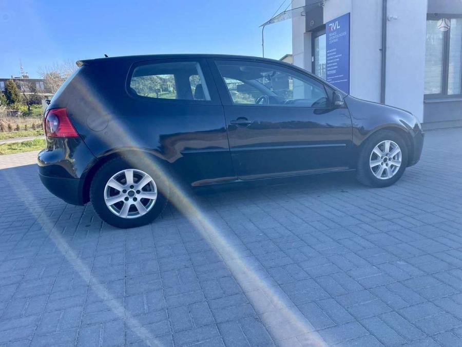 Black Volkswagen Golf 2004 in Vilnius, with an engine capacity of 1.90 L and mileage of 320 thousand km for 1950 €, photo 7 on AUTOMOTO.COM.LV