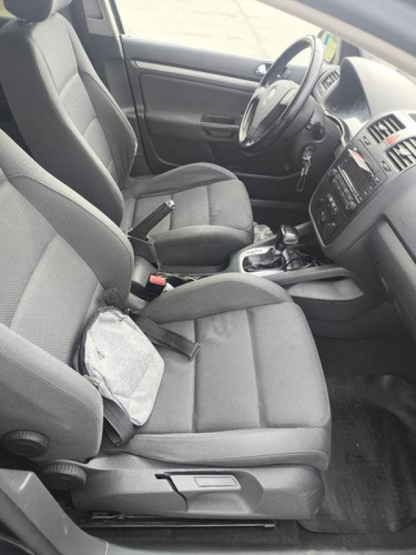 Melns Volkswagen Golf 2004 Tallina, ar dzinēja tilpumu 0.00 L un nobraukumu 327 tūkst. km par 1550 €, foto 4 vietnē AUTOMOTO.COM.LV