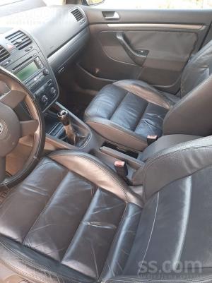 Melns Volkswagen Golf 2004 Liepāja, ar dzinēja tilpumu 2.00 L un nobraukumu 388 tūkst. km par 1300 €, foto 5 vietnē AUTOMOTO.COM.LV