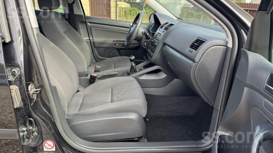 Melns Volkswagen Golf 2004 Rēzekne, ar dzinēja tilpumu 1.40 L un nobraukumu 177 tūkst. km par 2450 €, foto 12 vietnē AUTOMOTO.COM.LV