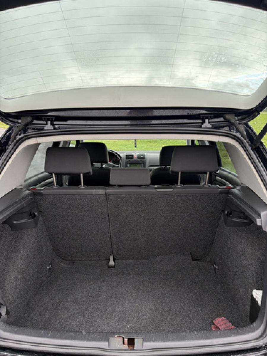 Melns Volkswagen Golf 2004 Kohtla-Jerve, ar dzinēja tilpumu 0.00 L un nobraukumu 420 tūkst. km par 2500 €, foto 10 vietnē AUTOMOTO.COM.LV