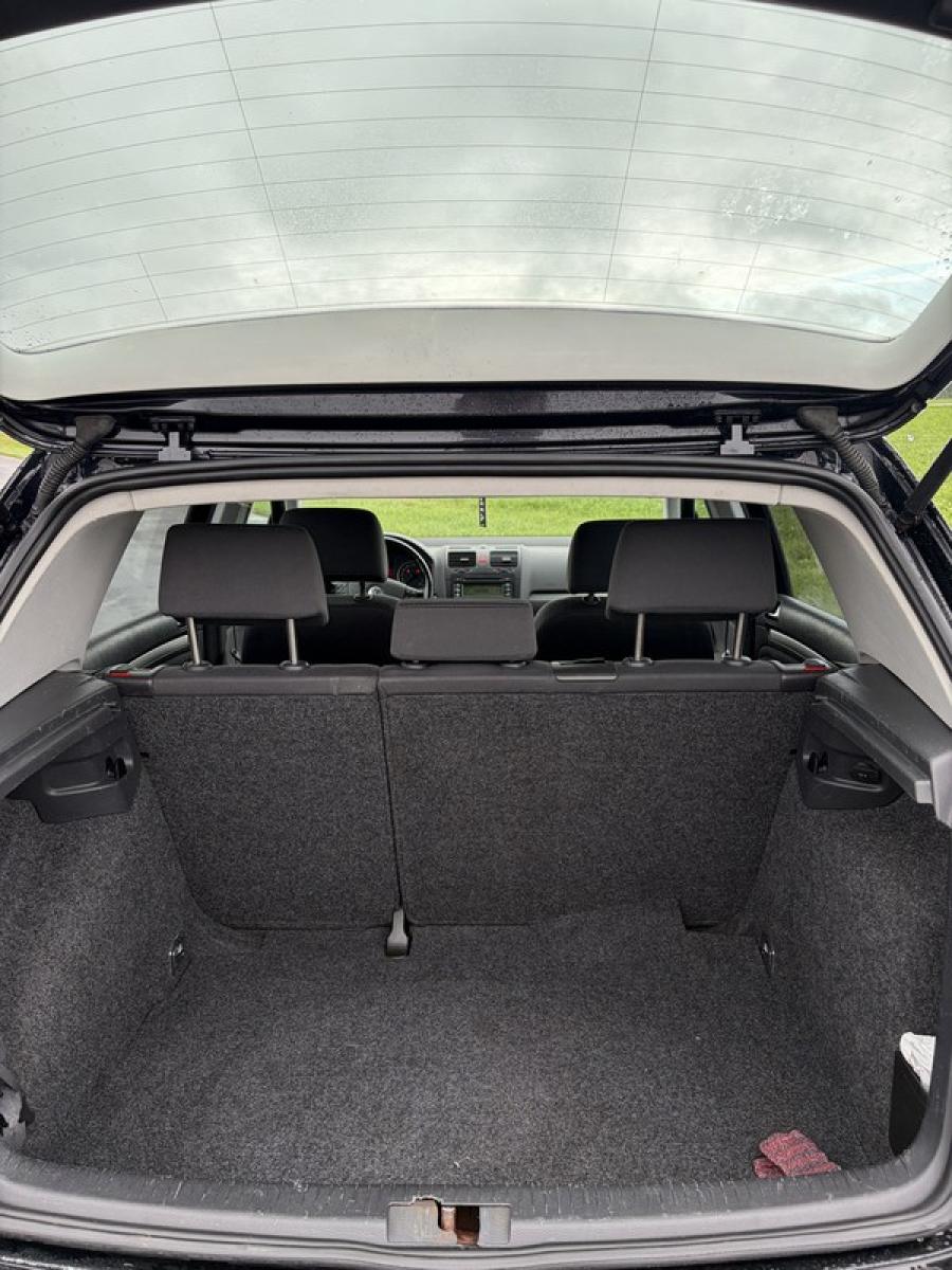 Melns Volkswagen Golf 2004 Kohtla-Jerve, ar dzinēja tilpumu 0.00 L un nobraukumu 420 tūkst. km par 2500 €, foto 19 vietnē AUTOMOTO.COM.LV