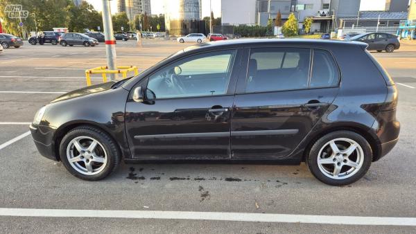 Melns Volkswagen Golf 2004 Kauņa, ar dzinēja tilpumu 1.90 L un nobraukumu 350 tūkst. km par 1600 €, foto 4 vietnē AUTOMOTO.COM.LV