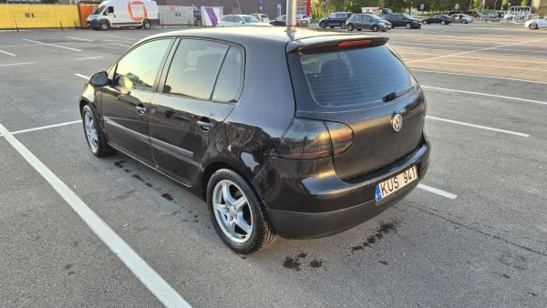 Melns Volkswagen Golf 2004 Kauņa, ar dzinēja tilpumu 1.90 L un nobraukumu 350 tūkst. km par 1600 €, foto 5 vietnē AUTOMOTO.COM.LV