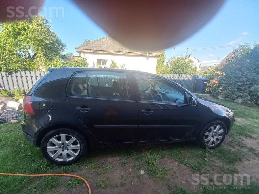 Melns Volkswagen Golf 2004 Preiļi, ar dzinēja tilpumu 1.90 L un nobraukumu 400 tūkst. km par 1500 €, foto 5 vietnē AUTOMOTO.COM.LV