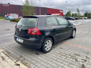 Melns Volkswagen Golf 2004 Viļņa, ar dzinēja tilpumu 1.90 L un nobraukumu 320 tūkst. km par 1600 €, foto 3 vietnē AUTOMOTO.COM.LV