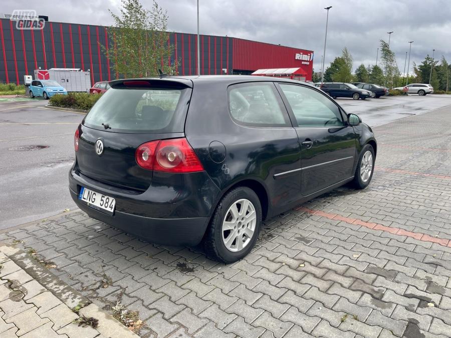 Melns Volkswagen Golf 2004 Viļņa, ar dzinēja tilpumu 1.90 L un nobraukumu 320 tūkst. km par 1600 €, foto 3 vietnē AUTOMOTO.COM.LV