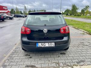 Melns Volkswagen Golf 2004 Viļņa, ar dzinēja tilpumu 1.90 L un nobraukumu 320 tūkst. km par 1600 €, foto 9 vietnē AUTOMOTO.COM.LV