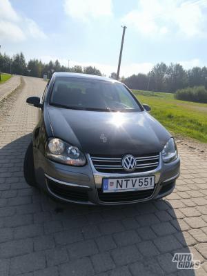 Melns Volkswagen Golf 2004 Pakruojis, ar dzinēja tilpumu 2.00 L un nobraukumu 400 tūkst. km par 1400 €, foto  vietnē AUTOMOTO.COM.LV