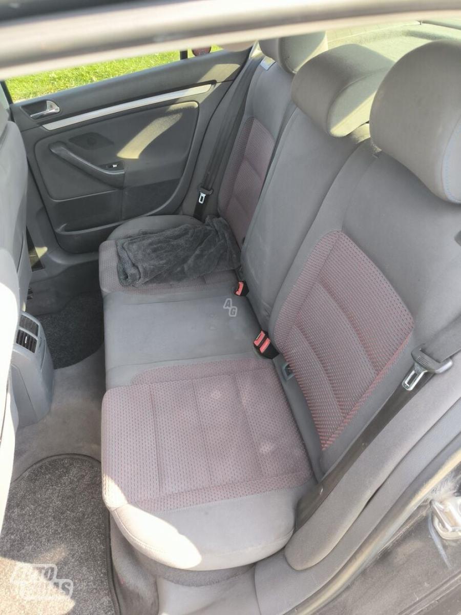 Melns Volkswagen Golf 2004 Pakruojis, ar dzinēja tilpumu 2.00 L un nobraukumu 400 tūkst. km par 1400 €, foto 9 vietnē AUTOMOTO.COM.LV