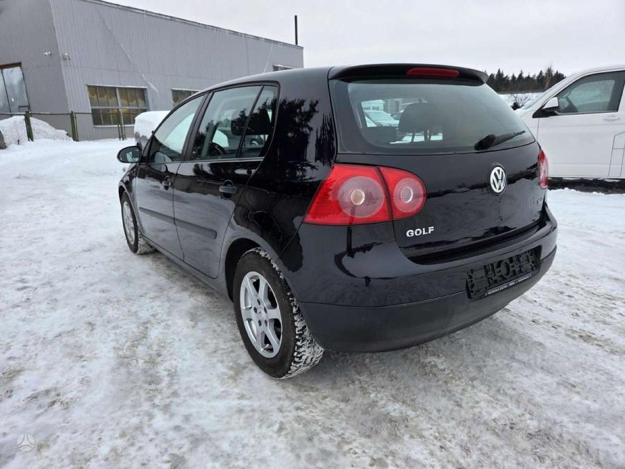 Black Volkswagen Golf 2005 in Utena, with an engine capacity of 1.90 L and mileage of 281 thousand km for 2350 €, photo 6 on AUTOMOTO.COM.LV