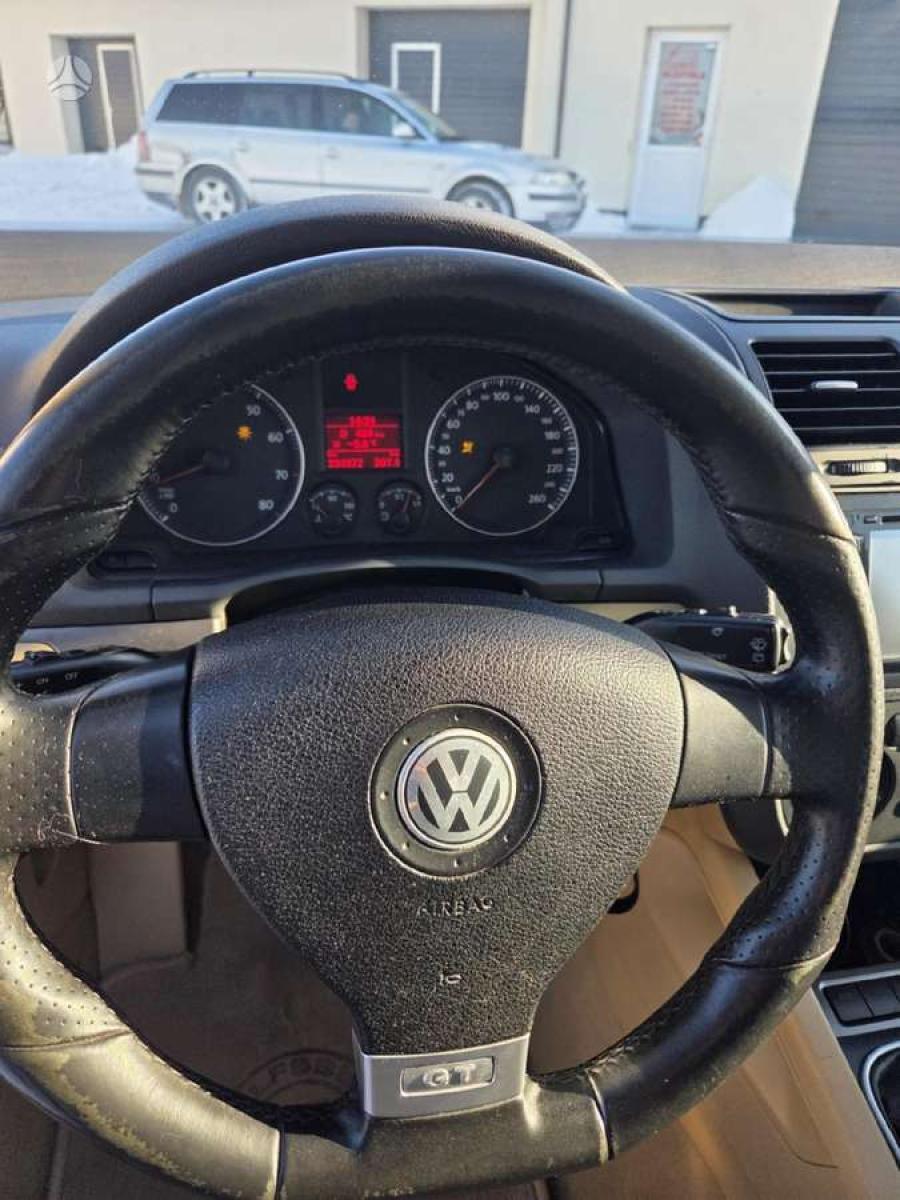 Melns Volkswagen Golf 2005 Biržai, ar dzinēja tilpumu 2.00 L un nobraukumu 330 tūkst. km par 2100 €, foto 7 vietnē AUTOMOTO.COM.LV