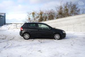 Melns Volkswagen Golf 2005 Kauņa, ar dzinēja tilpumu 1.90 L un nobraukumu 407 tūkst. km par 1100 €, foto 3 vietnē AUTOMOTO.COM.LV