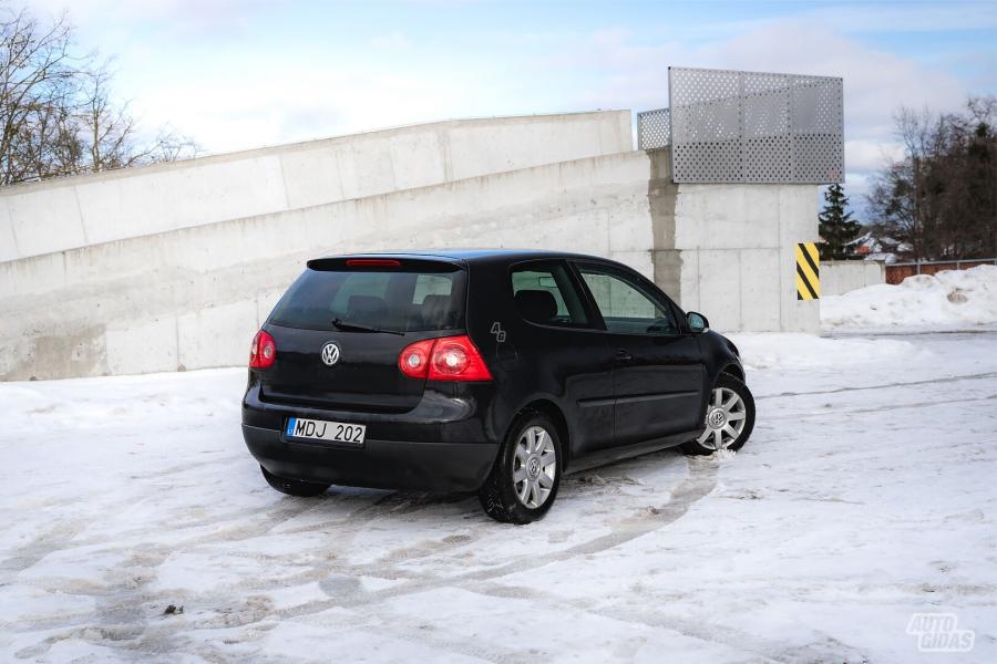 Melns Volkswagen Golf 2005 Kauņa, ar dzinēja tilpumu 1.90 L un nobraukumu 407 tūkst. km par 1100 €, foto 4 vietnē AUTOMOTO.COM.LV