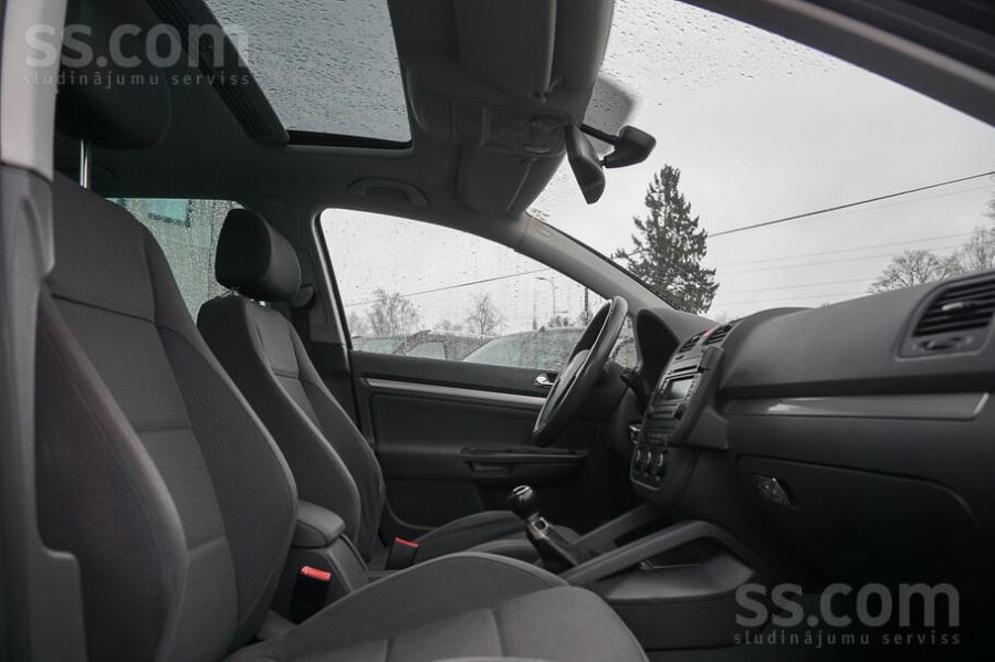 Black Volkswagen Golf 2005 in Riga, with an engine capacity of 1.40 L and mileage of 211 thousand km for 2990 €, photo 6 on AUTOMOTO.COM.LV