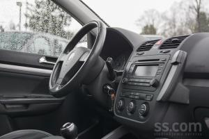 Black Volkswagen Golf 2005 in Riga, with an engine capacity of 1.40 L and mileage of 211 thousand km for 2990 €, photo 7 on AUTOMOTO.COM.LV