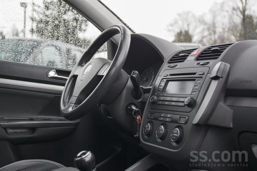Black Volkswagen Golf 2005 in Riga, with an engine capacity of 1.40 L and mileage of 211 thousand km for 2990 €, photo 7 on AUTOMOTO.COM.LV