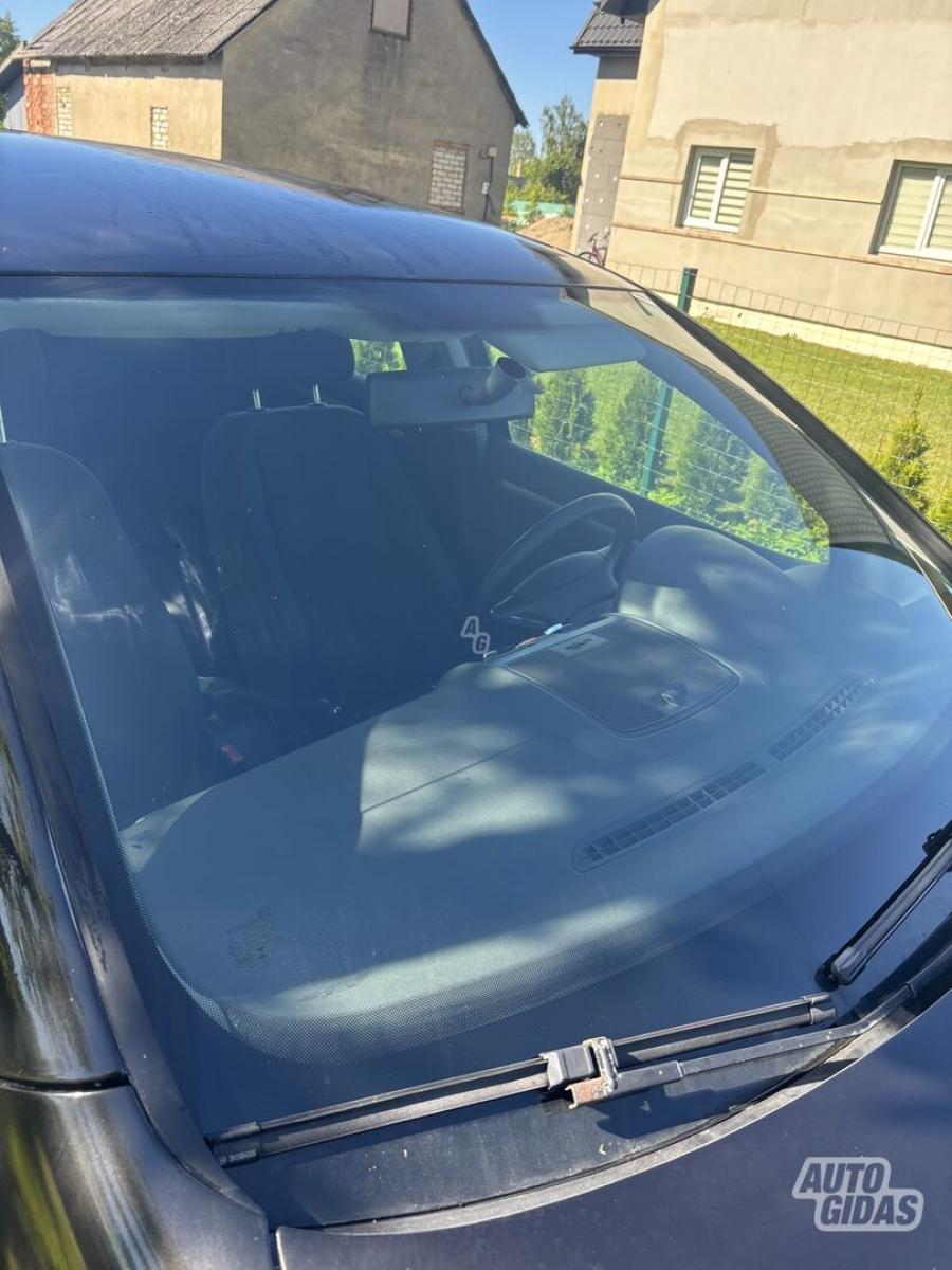 Black Volkswagen Golf 2005 in Alytus, with an engine capacity of 2.00 L and mileage of 387 thousand km for 1000 €, photo 3 on AUTOMOTO.COM.LV
