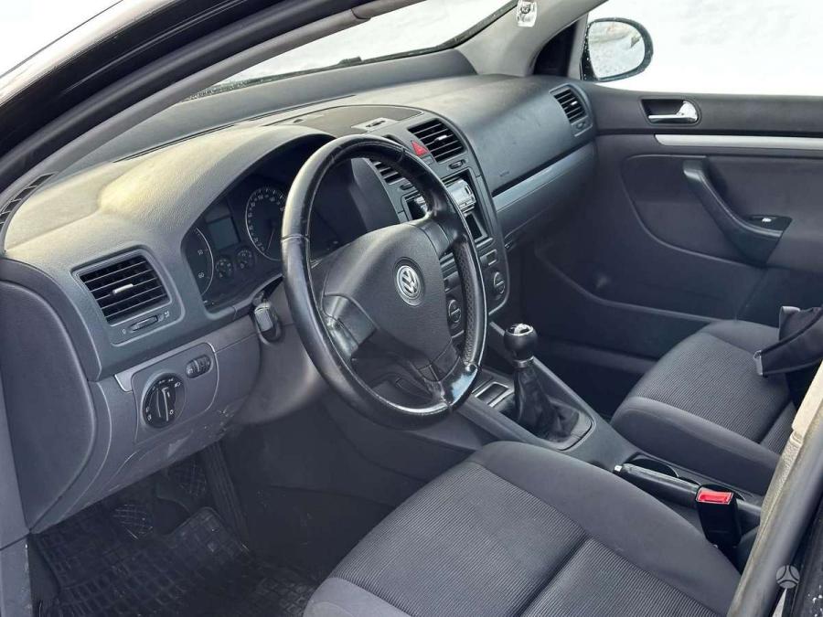 Melns Volkswagen Golf 2005 Viļņa, ar dzinēja tilpumu 1.90 L un nobraukumu 302 tūkst. km par 1500 €, foto 1 vietnē AUTOMOTO.COM.LV