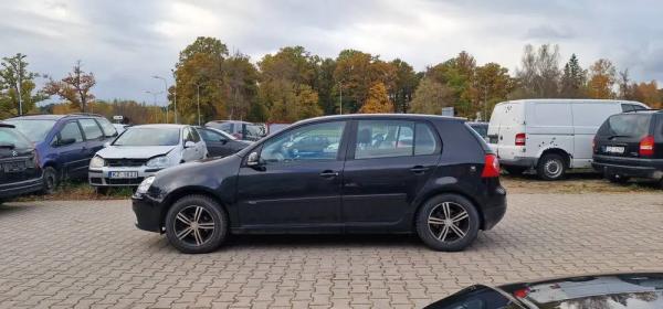 Black Volkswagen Golf 2005 in Valmiera, with an engine capacity of 1.40 L and mileage of 325 thousand km for 1200 €, photo 5 on AUTOMOTO.COM.LV