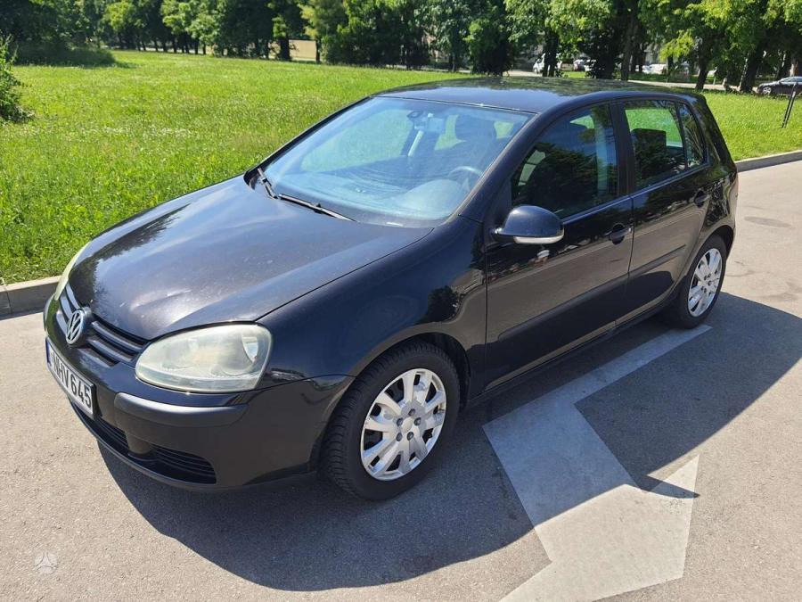 Black Volkswagen Golf 2005 in Klaipeda, with an engine capacity of 1.60 L and mileage of 200 thousand km for 900 €, photo 1 on AUTOMOTO.COM.LV