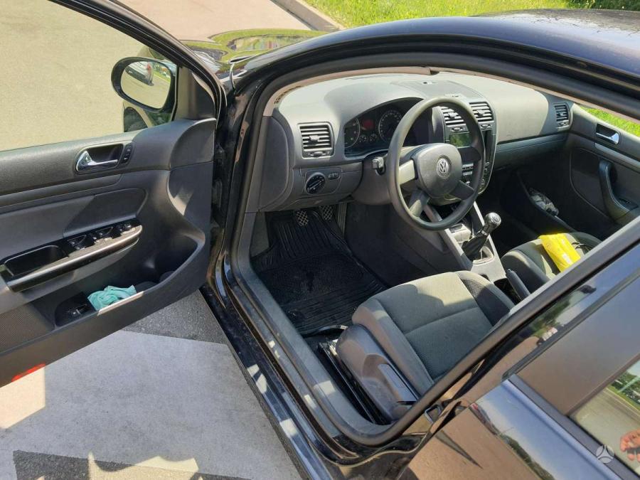 Black Volkswagen Golf 2005 in Klaipeda, with an engine capacity of 1.60 L and mileage of 200 thousand km for 900 €, photo 6 on AUTOMOTO.COM.LV