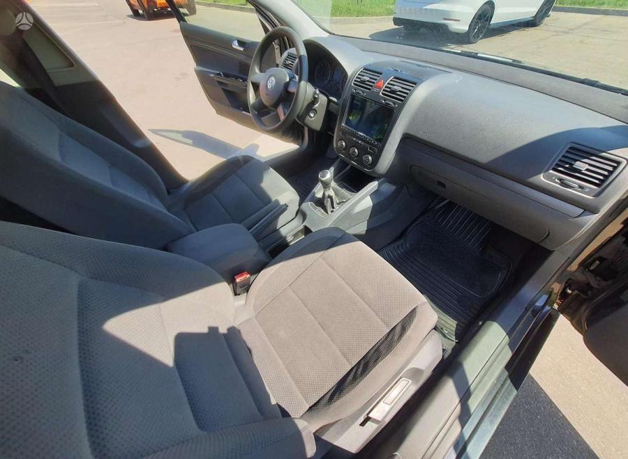 Black Volkswagen Golf 2005 in Klaipeda, with an engine capacity of 1.60 L and mileage of 200 thousand km for 900 €, photo 8 on AUTOMOTO.COM.LV