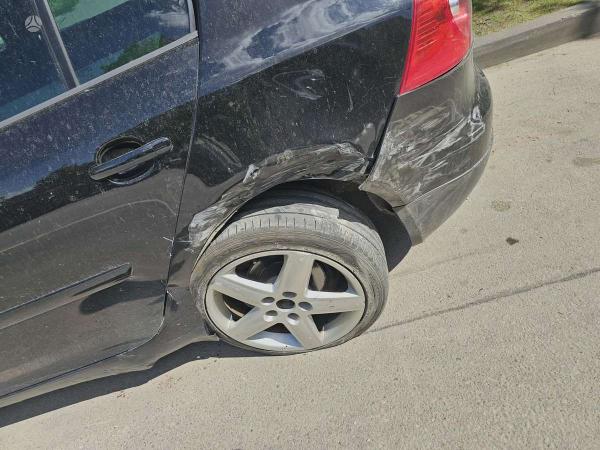 Melns Volkswagen Golf 2005 Druskininkai, ar dzinēja tilpumu 1.97 L un nobraukumu 189 tūkst. km par 1500 €, foto 3 vietnē AUTOMOTO.COM.LV
