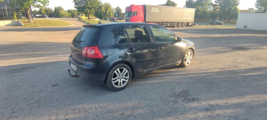 Black Volkswagen Golf 2005 in Panevezys, with an engine capacity of 1.90 L and mileage of 327 thousand km for 900 €, photo 3 on AUTOMOTO.COM.LV