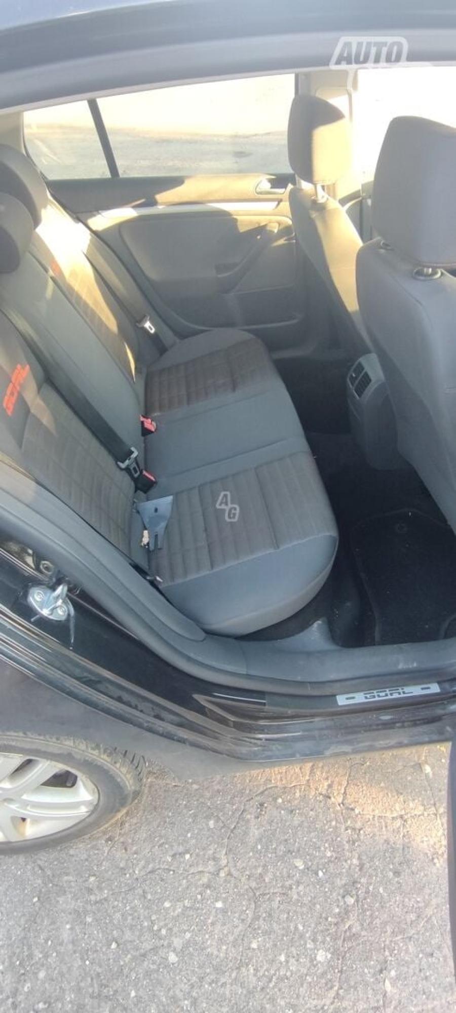 Black Volkswagen Golf 2005 in Panevezys, with an engine capacity of 1.90 L and mileage of 327 thousand km for 900 €, photo 6 on AUTOMOTO.COM.LV