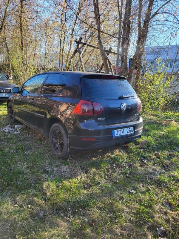 Black Volkswagen Golf 2005 in Vilnius, with an engine capacity of 1.60 L and mileage of 283 thousand km for 500 €, photo 3 on AUTOMOTO.COM.LV