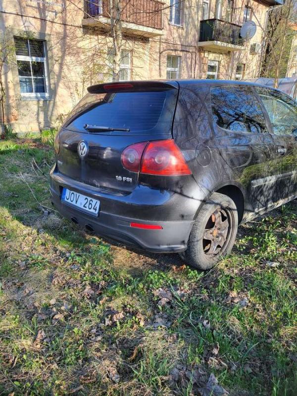 Black Volkswagen Golf 2005 in Vilnius, with an engine capacity of 1.60 L and mileage of 283 thousand km for 500 €, photo 5 on AUTOMOTO.COM.LV