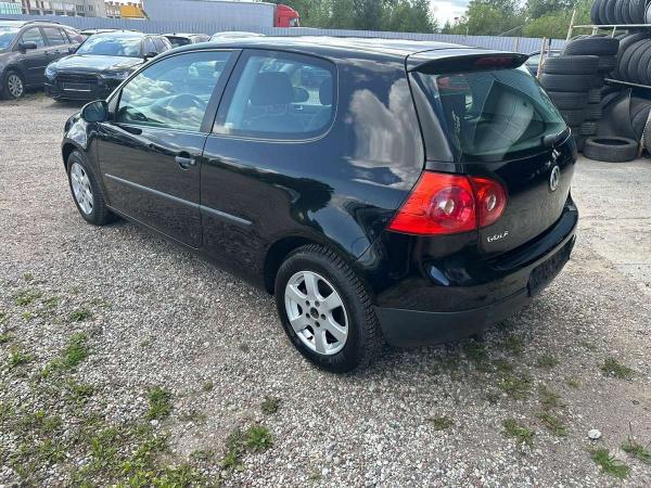Black Volkswagen Golf 2005 in Jurbarkas, with an engine capacity of 1.39 L and mileage of 200 thousand km for 1999 €, photo 4 on AUTOMOTO.COM.LV