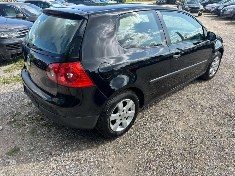 Melns Volkswagen Golf 2005 Jurbarkas, ar dzinēja tilpumu 1.39 L un nobraukumu 200 tūkst. km par 1999 €, foto 7 vietnē AUTOMOTO.COM.LV