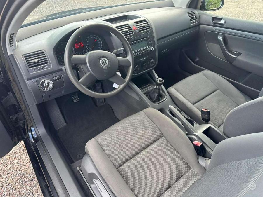 Melns Volkswagen Golf 2005 Jurbarkas, ar dzinēja tilpumu 1.39 L un nobraukumu 200 tūkst. km par 1999 €, foto 9 vietnē AUTOMOTO.COM.LV