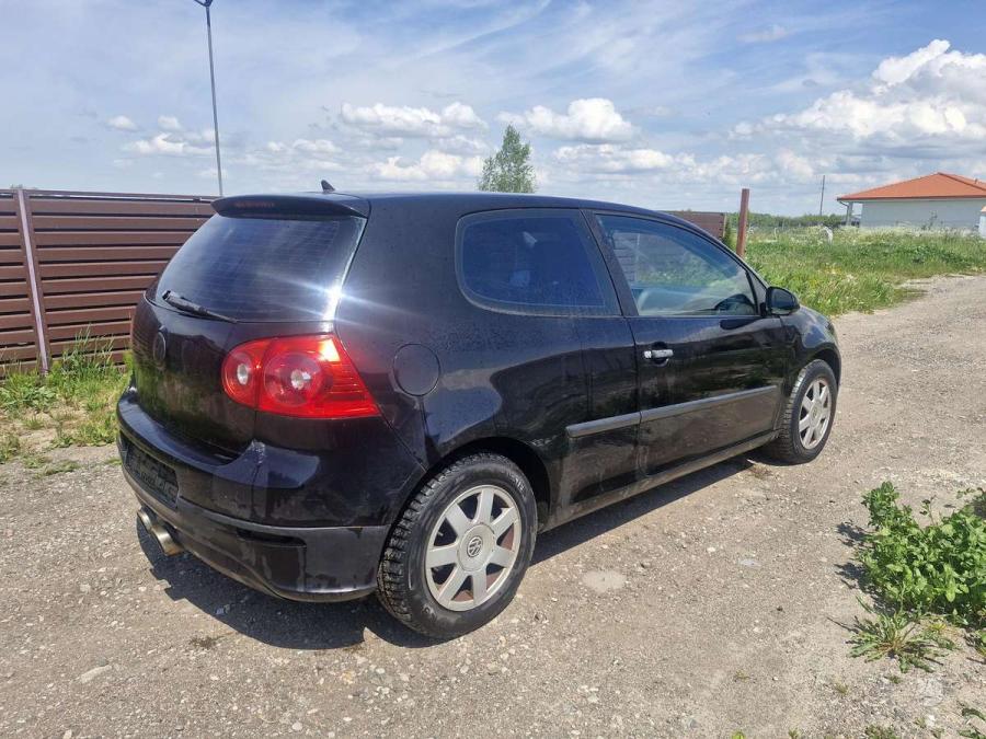 Melns Volkswagen Golf 2005 Klaipėda, ar dzinēja tilpumu 1.90 L un nobraukumu 326 tūkst. km par 1399 €, foto 4 vietnē AUTOMOTO.COM.LV